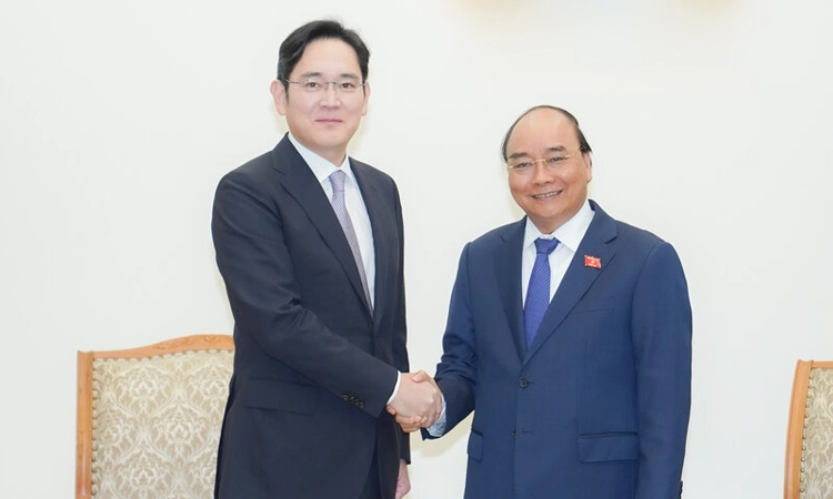 PM urges Samsung to invest in semi-conductor manufacturing plant in Vietnam