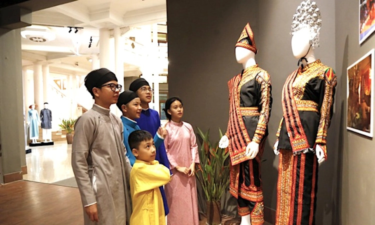 ASEAN traditional costumes displayed at exhibition in Hanoi
