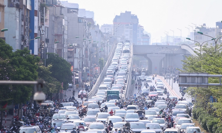 Hanoians struggle to keep cool under heat wave on street