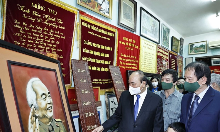 President offers incense to General Vo Nguyen Giap on his 110th birth ...