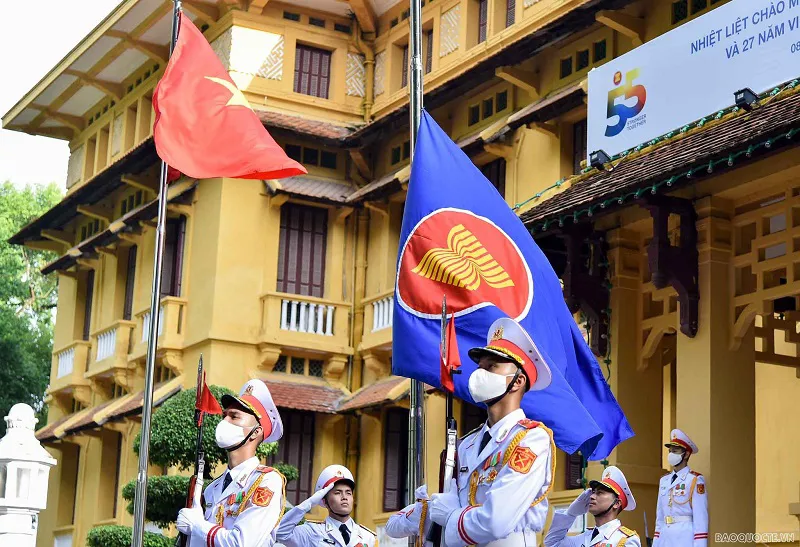 ASEAN flag raising ceremony held in Hanoi