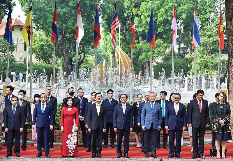 ASEAN flag raising ceremony held in Hanoi