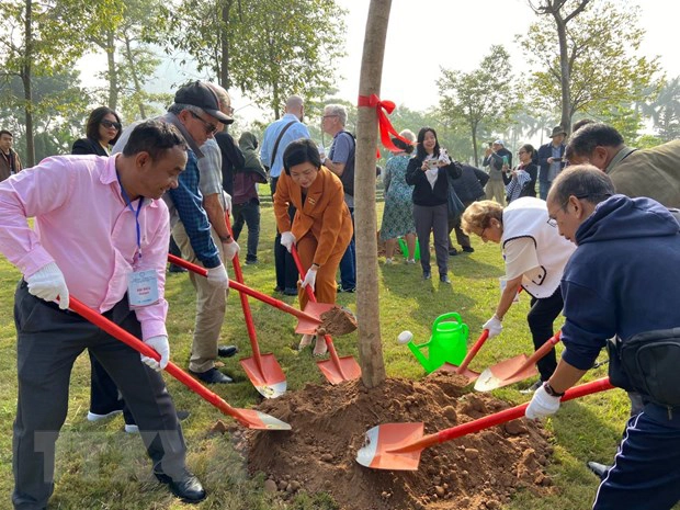 International delegates join tree-planting event to celebrate the Paris ...