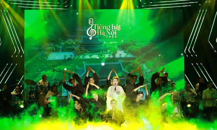 18-year-old singer wins top prize in Hanoi singing contest