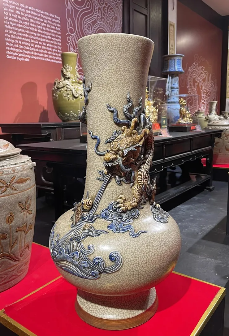 Restoring the images of Vietnamese dragons on Bat Trang ceramics