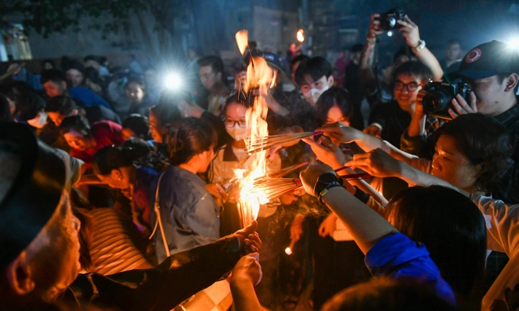 Hanoi: Unique fire-finding ritual for luck