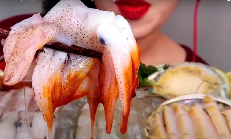 Hanoi warns against mukbang trend of eating raw and unfamiliar foods