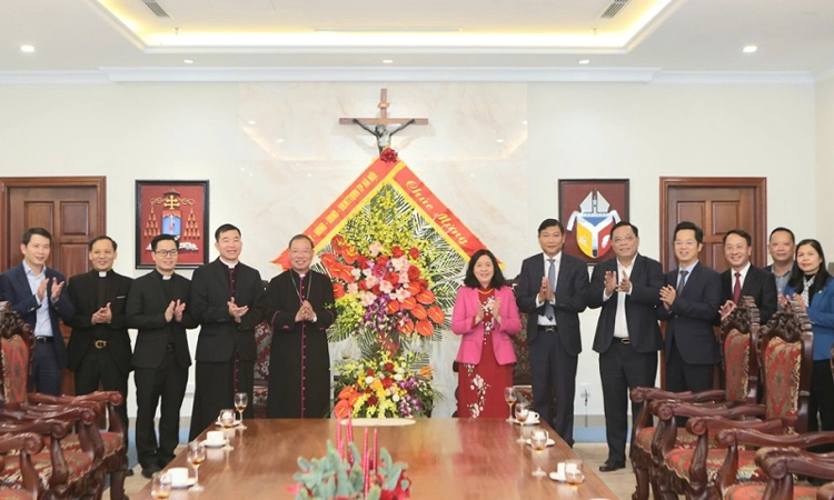 Hanoi Party Secretary offers Christmas greetings to local Catholics