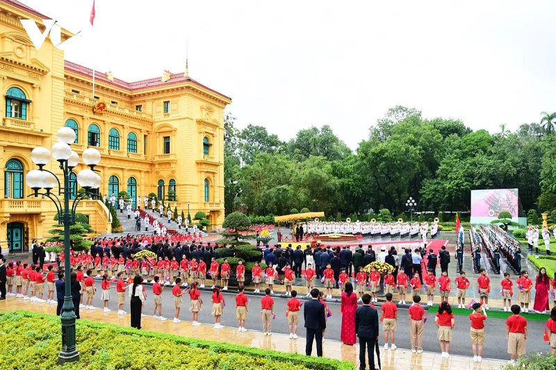 Vietnamese and Laotian leaders meet, pledge to strengthen bilateral ties
