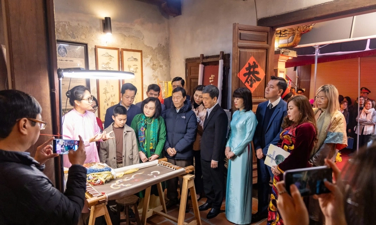 Hanoi visitors experience hand embroidery in downtown Hanoi