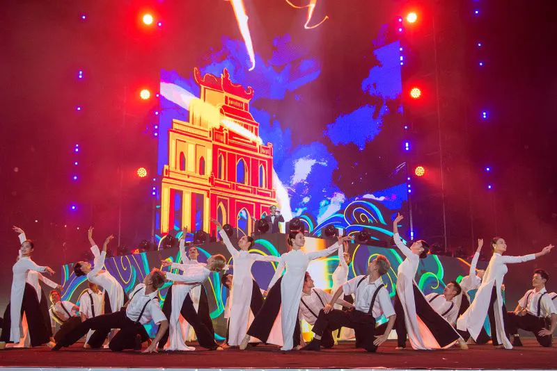 Thousands of people rejoice Hanoi International Light Festival 2025